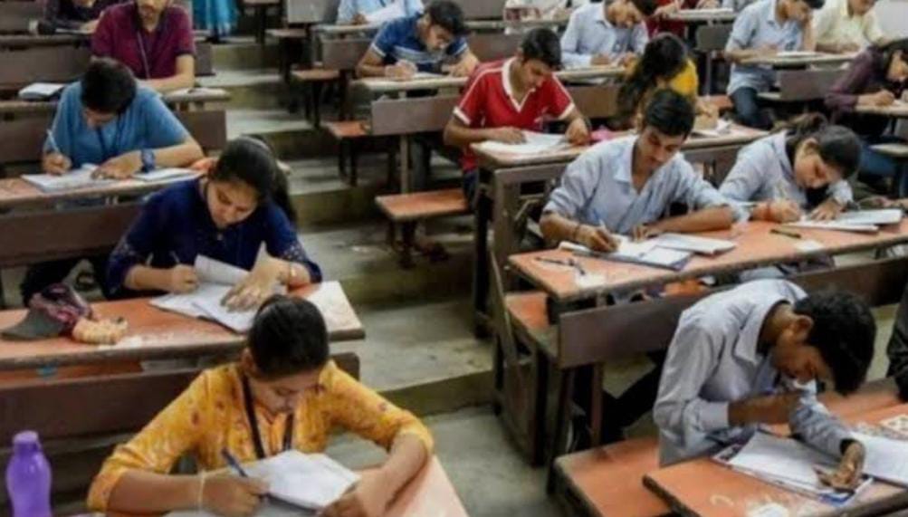 সেন্ট্রাল স্টেশনে থার্ড লাইনে মরণ ঝাঁপ, বন্ধ মেট্রো-Rplus.in